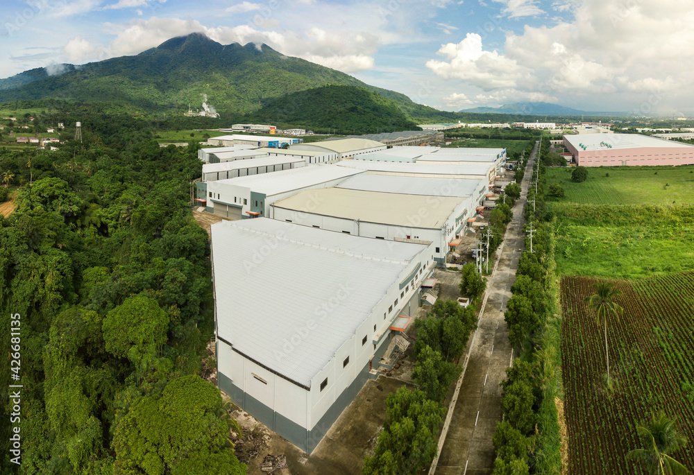Foto de Aerial of an industrial factory compound at the foot of Mt ...