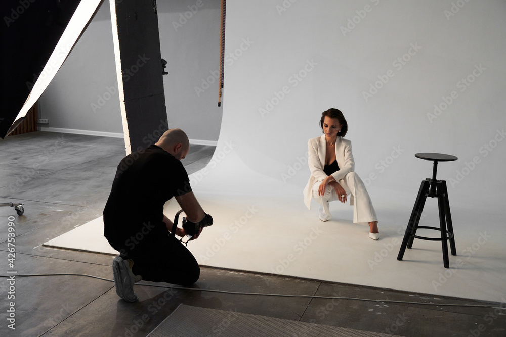 Foto de Fashion photography in a photo studio. Professional male ...