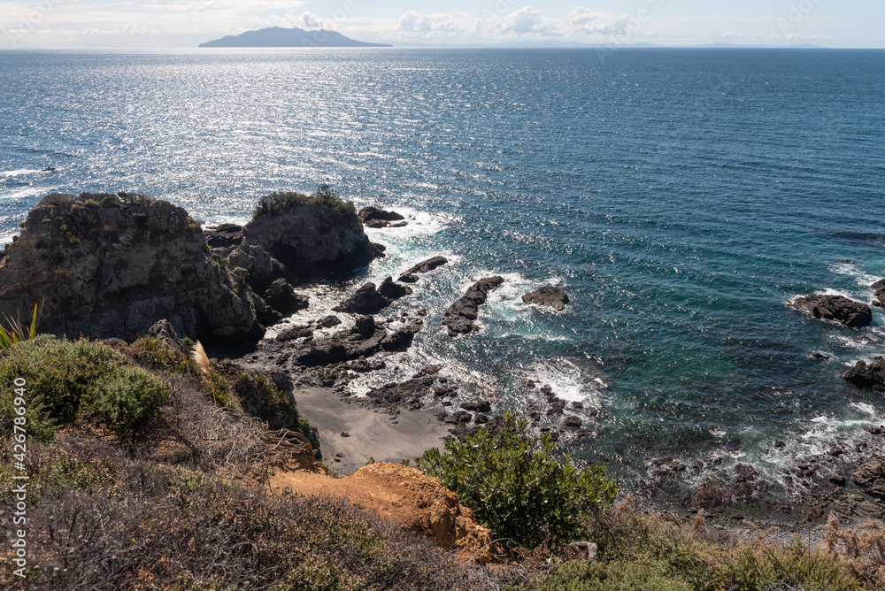 Foto Stock The rocky coastline at Takatu Point in Tawharanui Regional ...