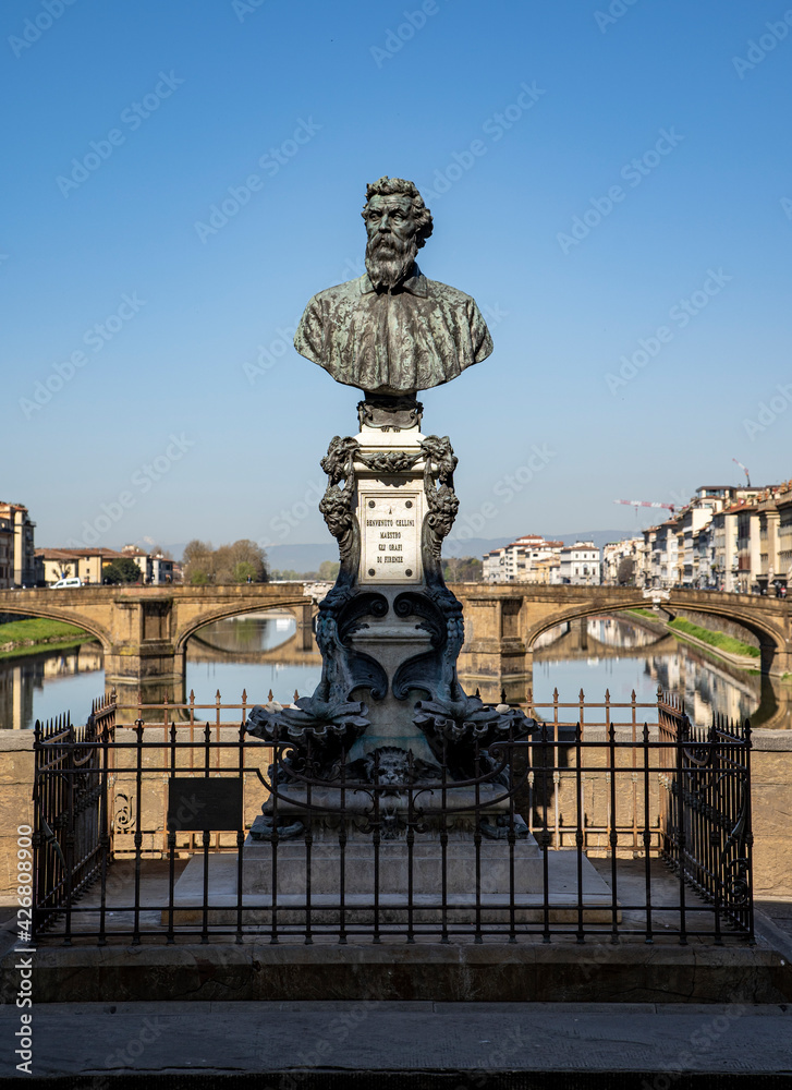Firenze, al centro di Ponte Vecchio il monumento con busto di Benvenuto ...