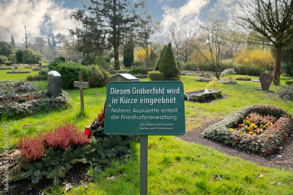 Hinweisschild auf einem Friedhof; Einebnung des Gräberfeldes foto de ...
