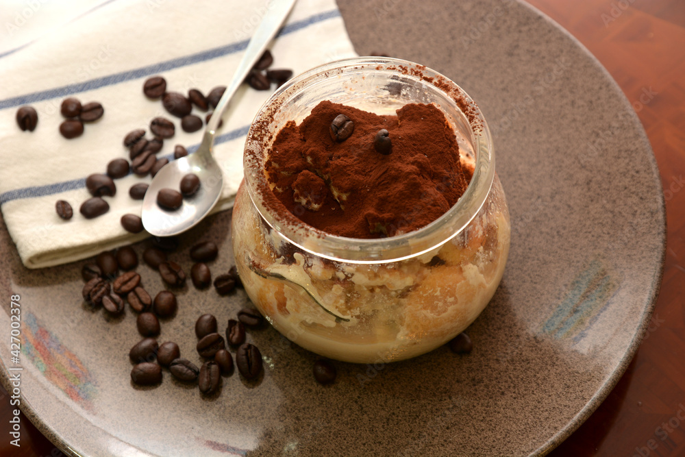 dolce tiramisù in boccale di vetro tipico dolce italiano con formaggio ...