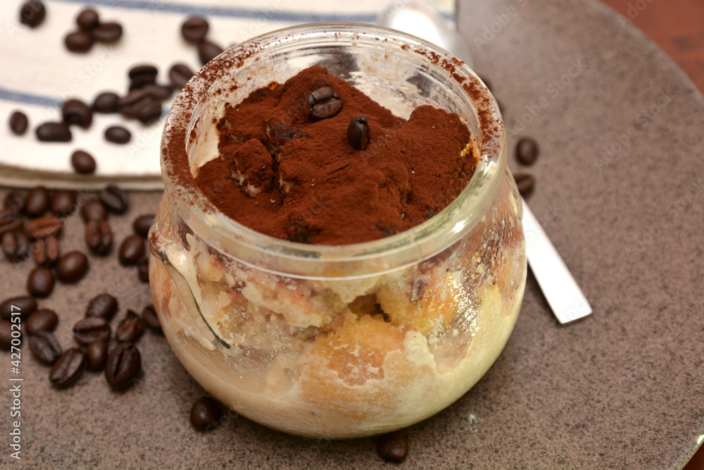 dolce tiramisù in boccale di vetro tipico dolce italiano con formaggio ...