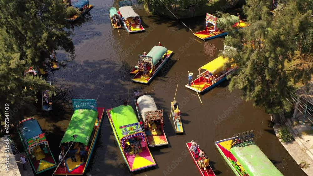 Trajineras en los canales de Xochimilco vídeo de Stock | Adobe Stock