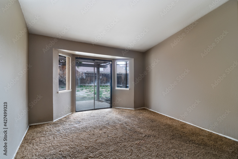 Bright empty room with carpet floor, molding and windows. Bright room ...