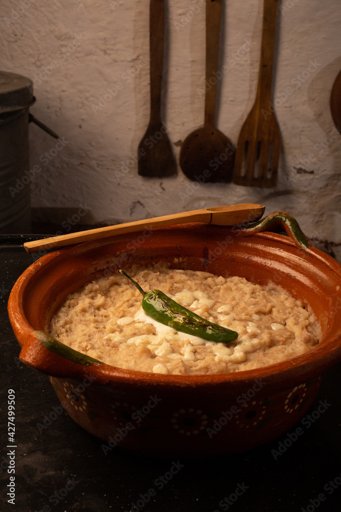 olla de frijoles refritos con chile y queso mexicanos Stock Photo ...