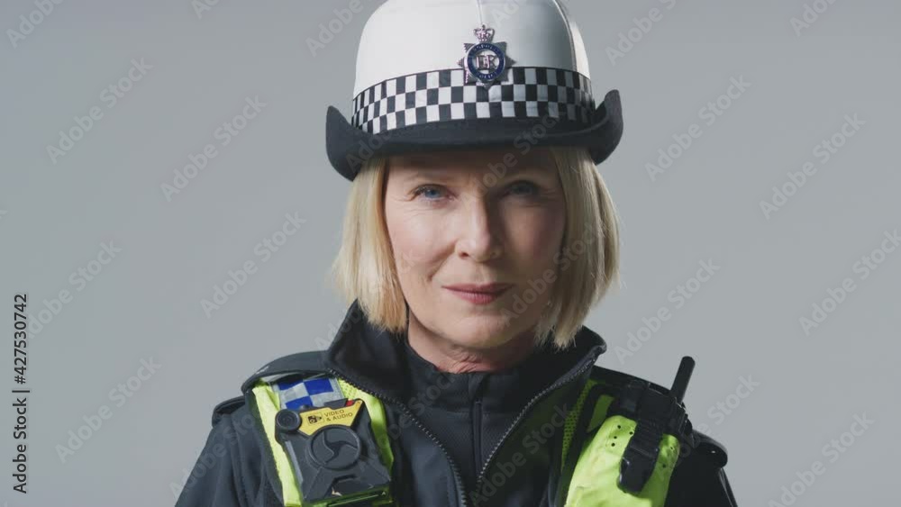 Vidéo Stock Serious mature female police office wearing uniform turning ...