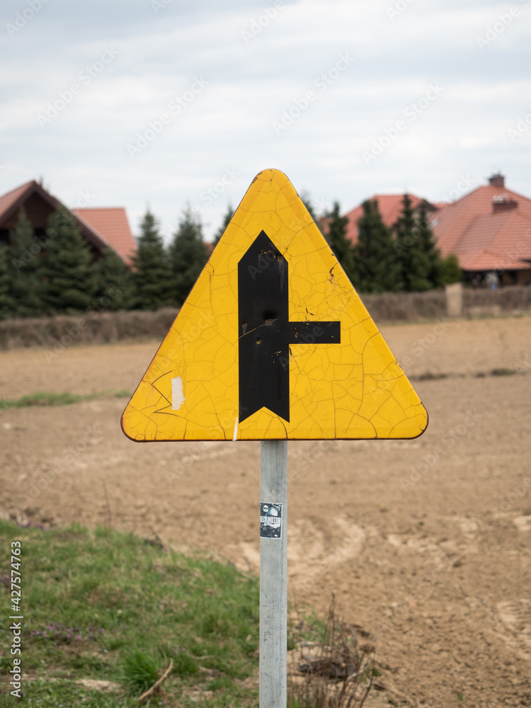 stary znak drogowy, na szlaku. Stock Photo | Adobe Stock