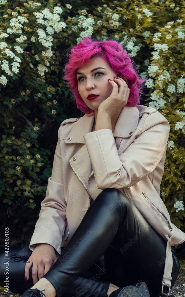 MUJER DE PELO ROSA, MUJER PENSANDO CON LA MANO EN LA CARA, MUJER CON ...