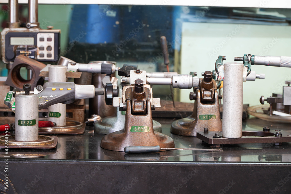 Caliper height gauge on surface plate and measure the product size on ...