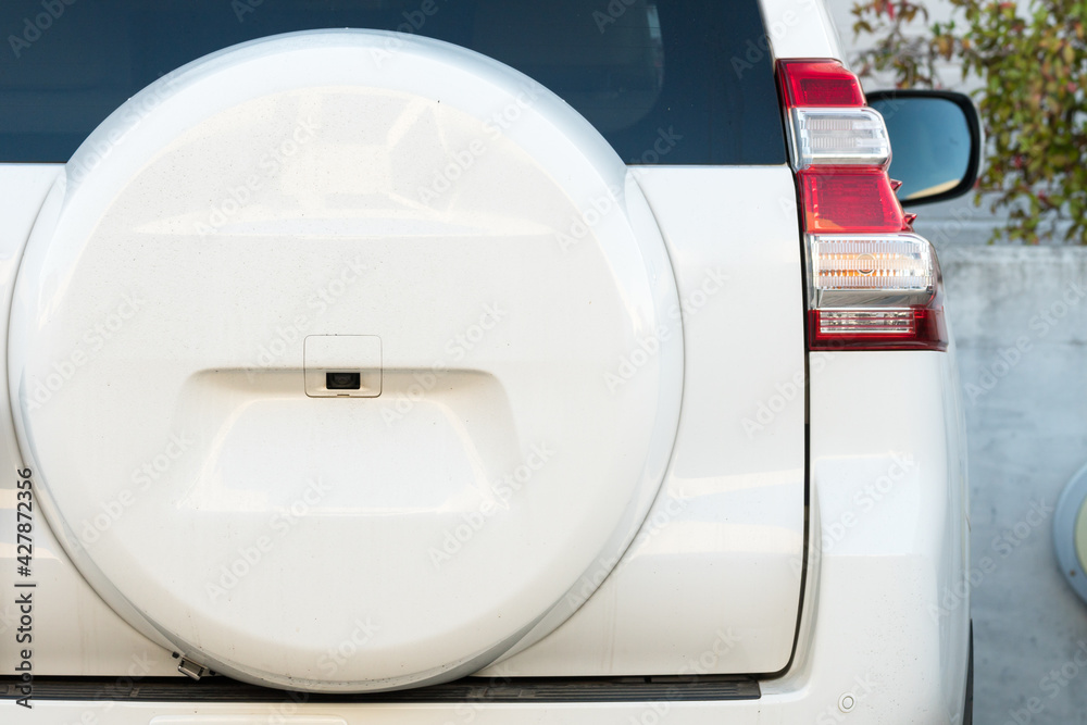 Foto de spare wheel, spare tyre metal cover on the rear of a white SUV ...