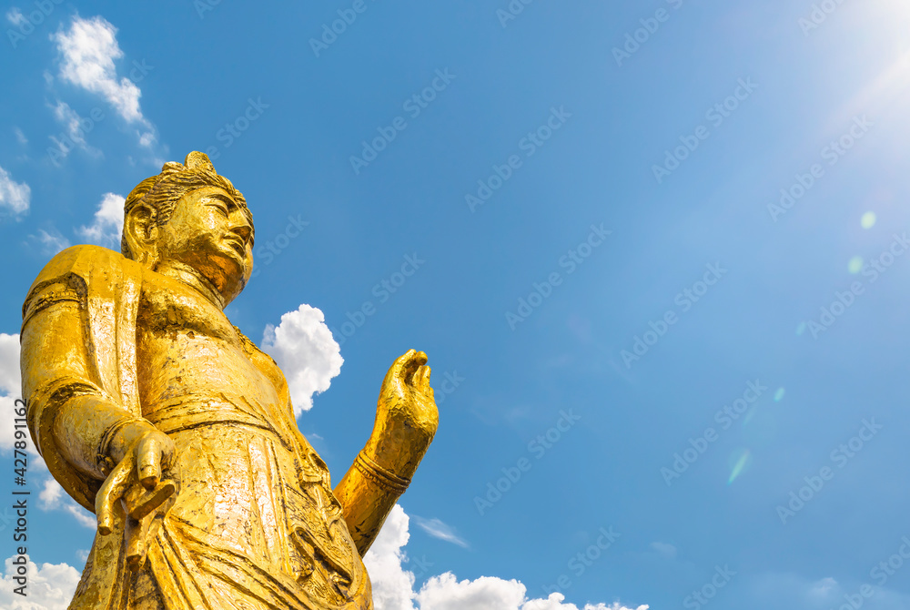 Foto de Large golden Buddhist statue taken from below depicting Goddess ...