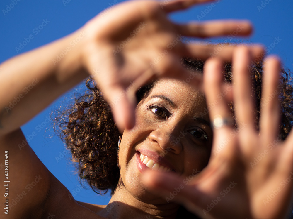 Retrato de persona morena de cabello corto rizado, de Honduras ...