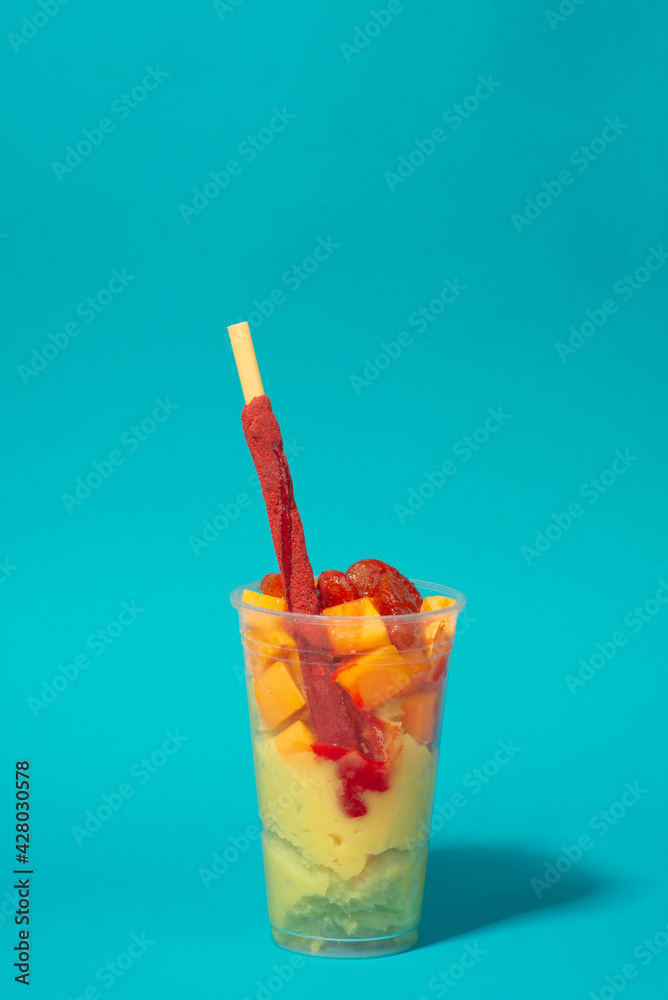 preparado de fruta picada o rallada con en un contenedor transparente ...