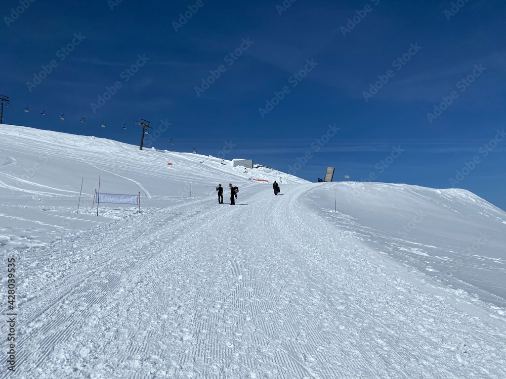 Glacier Walk - Marked glacier trail from Scex Rouge station to Quille ...
