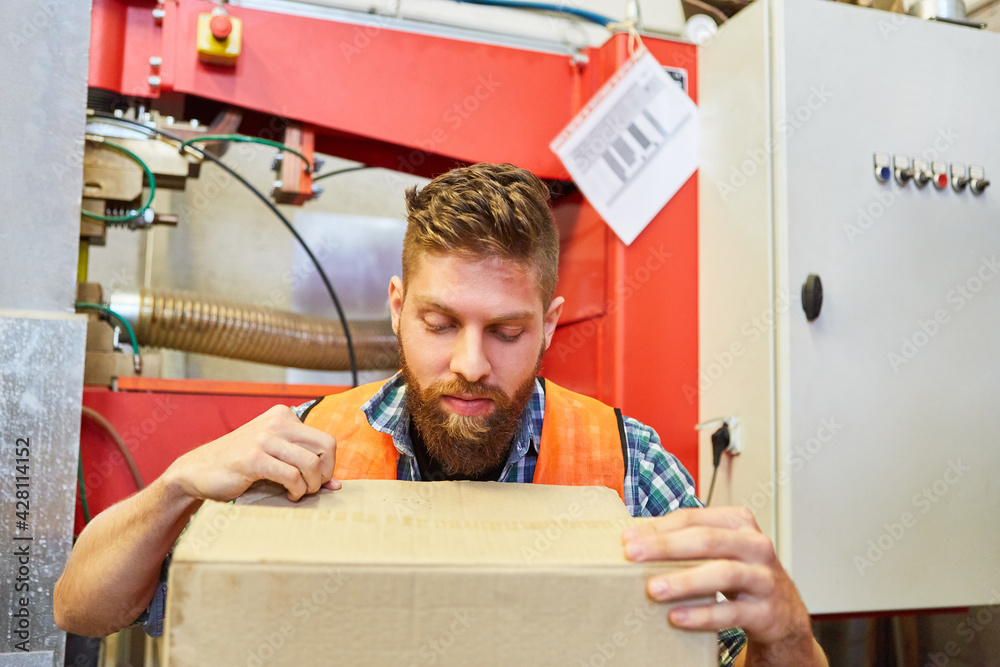 Kommissionierer in Lagerhalle bei Lagerverwaltung Stock Photo | Adobe Stock