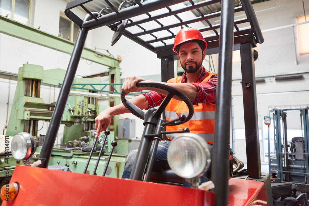 Arbeiter als Gabelstaplerfahrer auf dem Gabelstapler Stock Photo ...