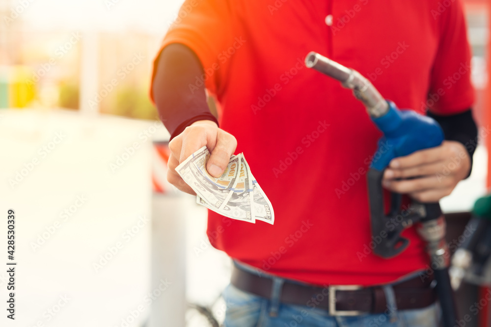 Gas station staff worker return the money back for lower fuel price ...