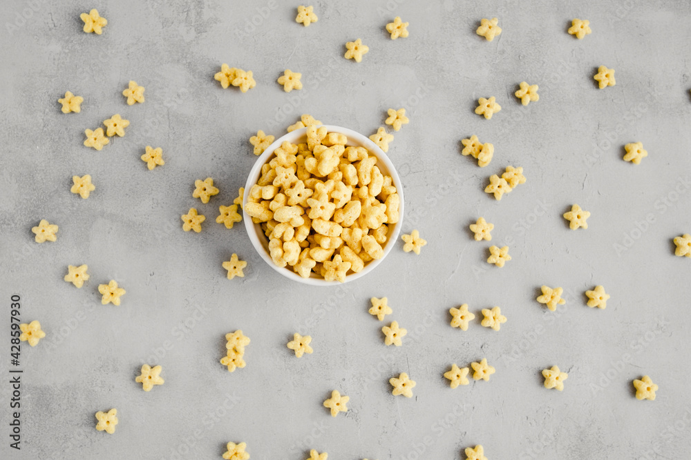 Foto de Honey stars breakfast cereal in white bowl. Healthy whole grain ...