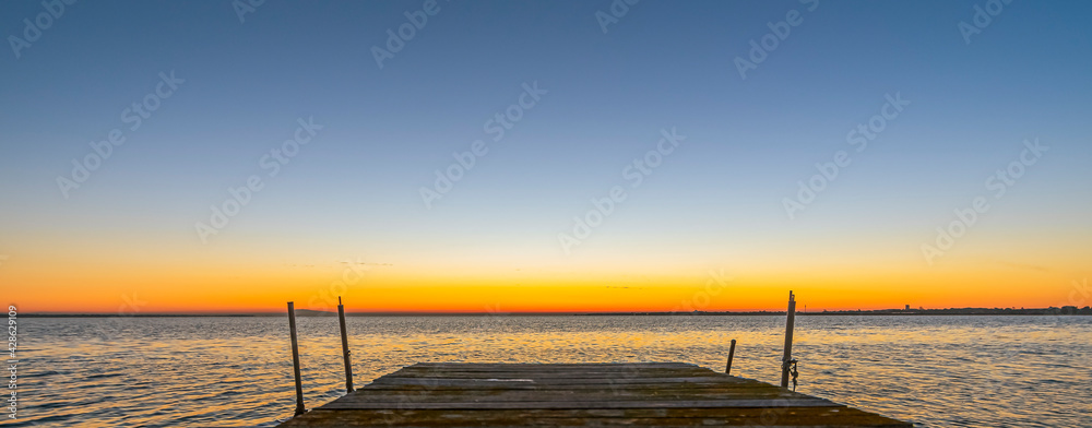 Ponton pour la pêche au bord d'un étang en Camargue dans le sud de la ...