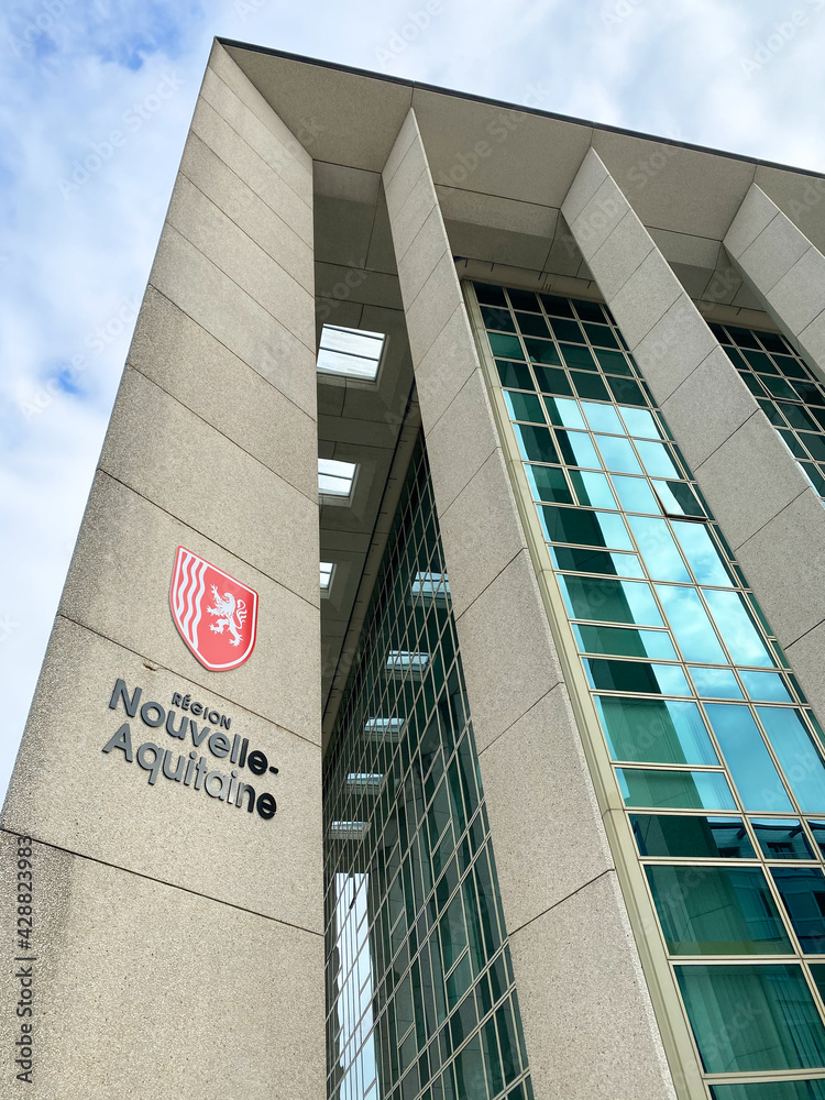 Fotka „Nouvelle-Aquitaine region logo, on the facade of the Hotel de ...