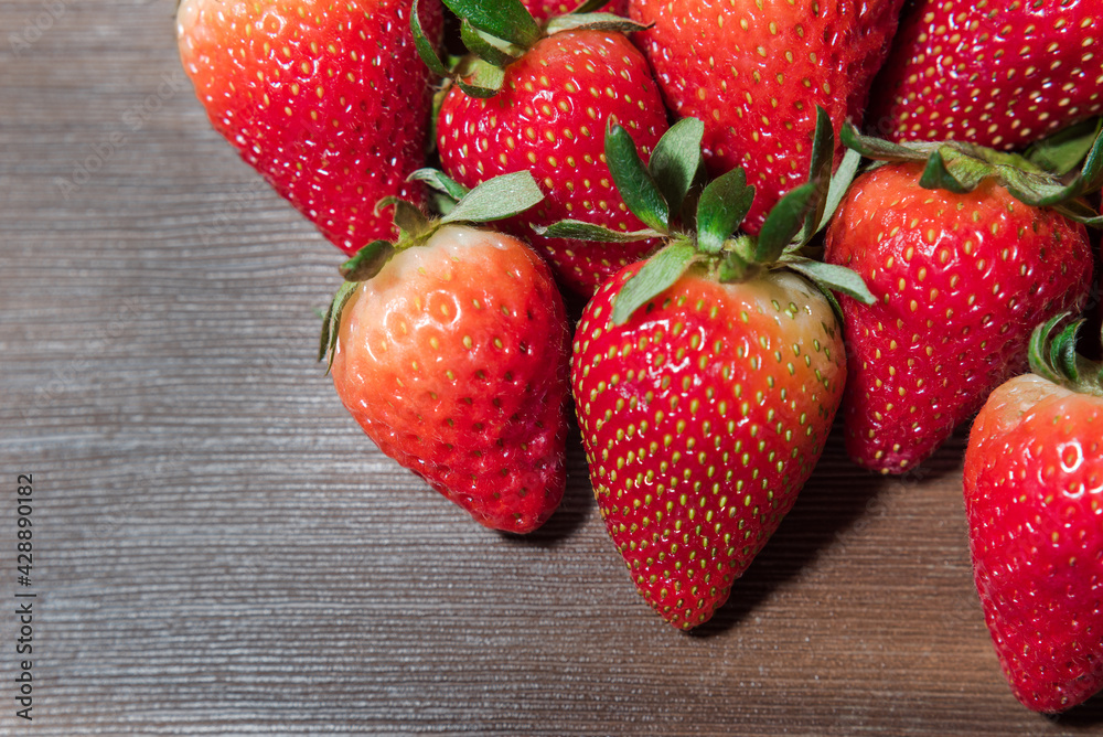 Fresa: fruto de color rojo brillante, suculento y fragante Stock Photo ...