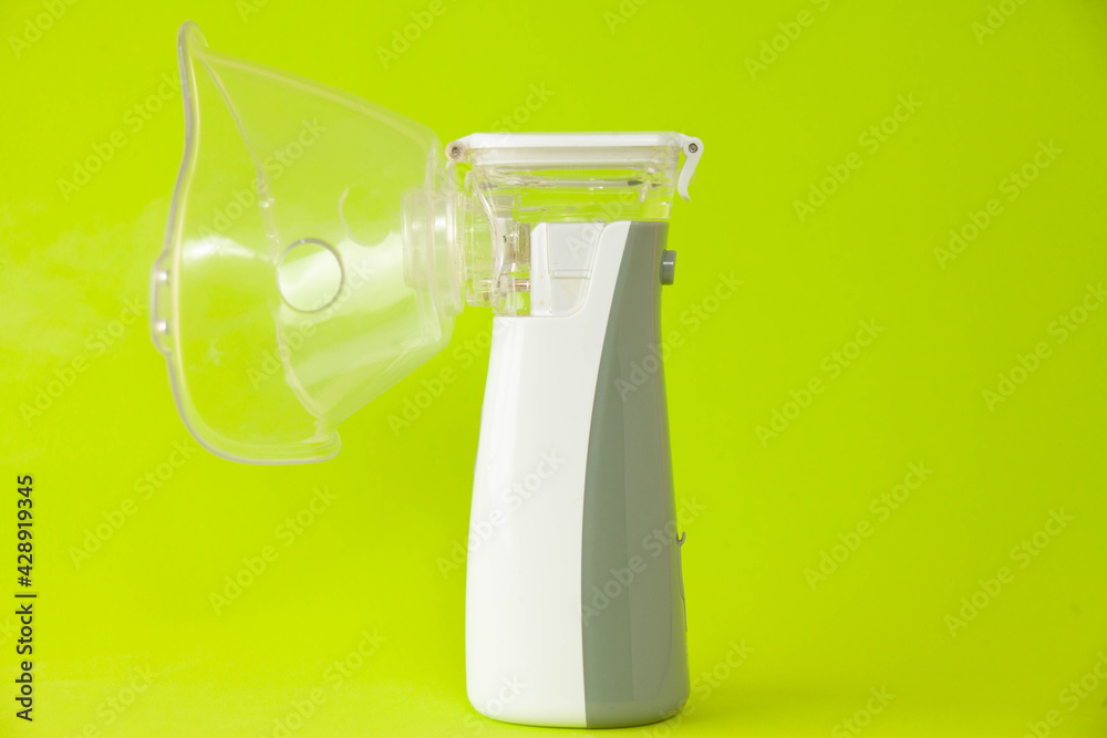 inalador, nebulizador portátil em um fundo verde claro Stock Photo ...