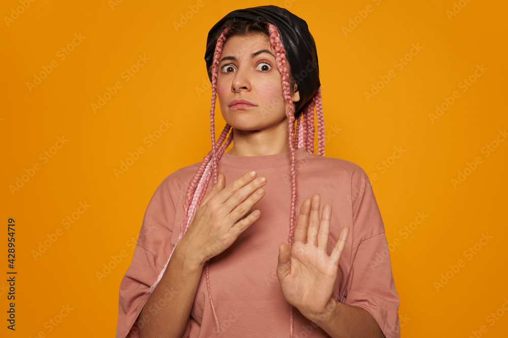 Frustrated confused young woman having shocked scared facial expression ...