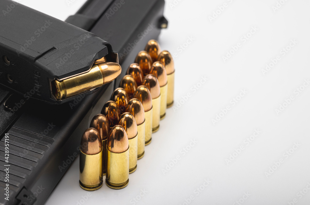 Fotka „Gun magazines and bullets ammunition with pistol gun on white ...
