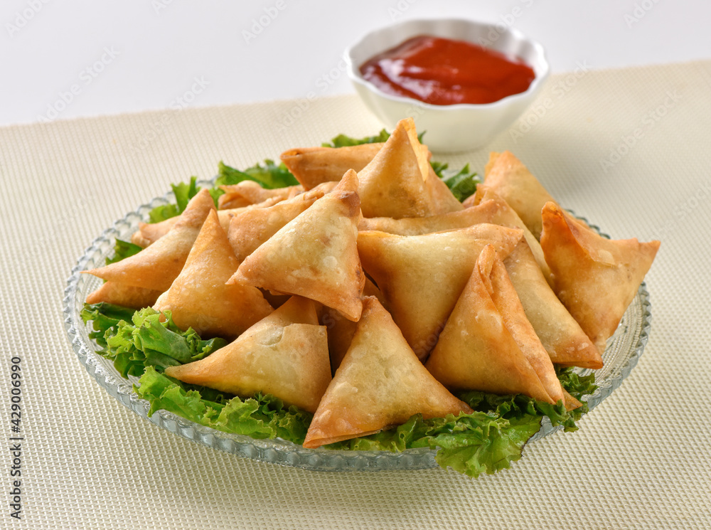 Fotografia do Stock: Chicken and Vegetable Samosa, Pakistan and India's ...
