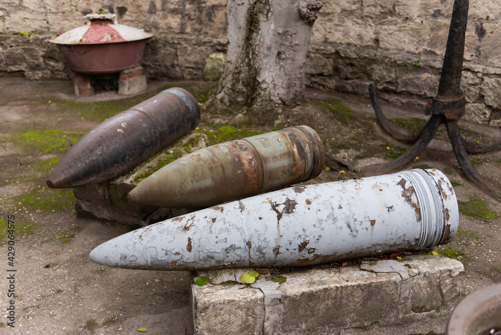 Foto de Various shells of the ship's guns. Large-caliber shells for the ...