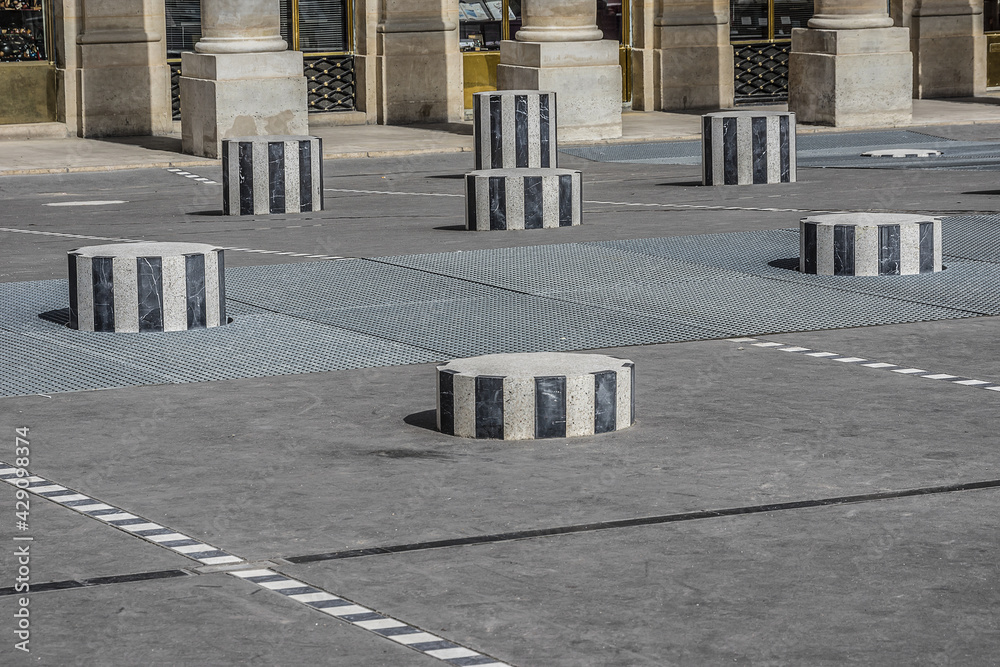 Columns Buren (The Colonnes de Buren, 1985): 260 black and white ...