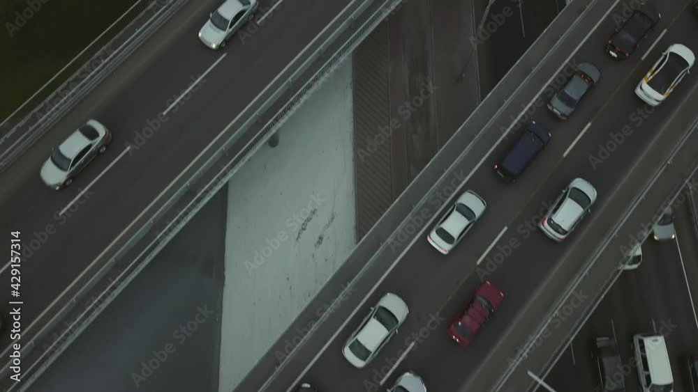 Vidéo Stock Top view of the road junction and bridges. one of the car ...