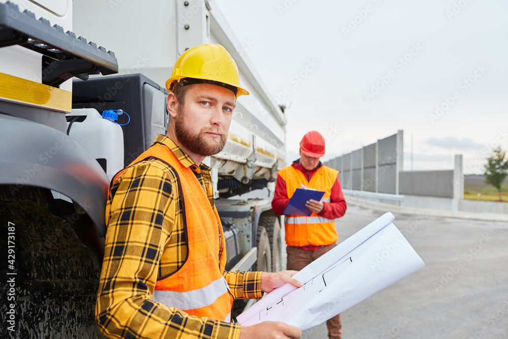 Bauarbeiter mit Plan auf Baustelle von Straßenbau Stock Photo | Adobe Stock