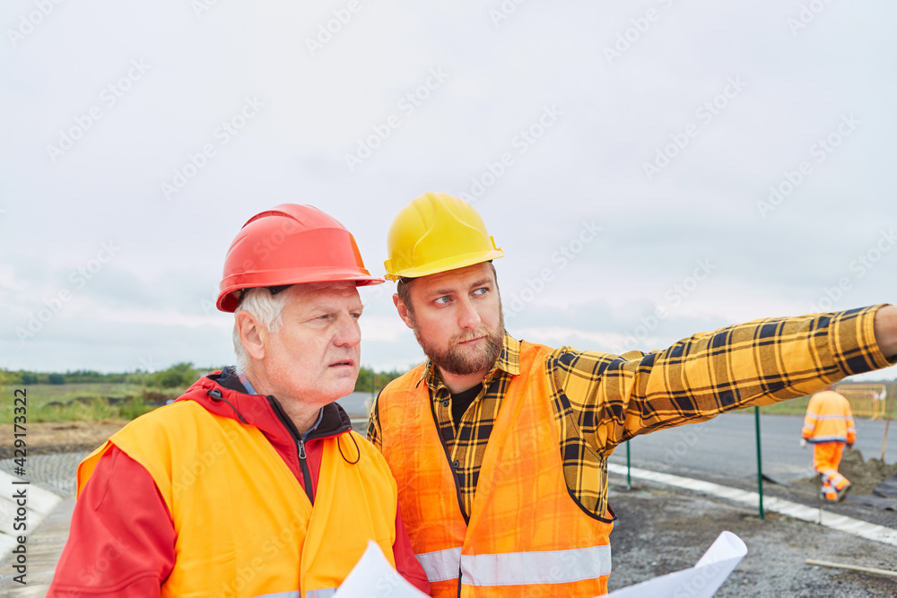 Vorarbeiter und Architekt bei der Bauplanung Stock Photo | Adobe Stock