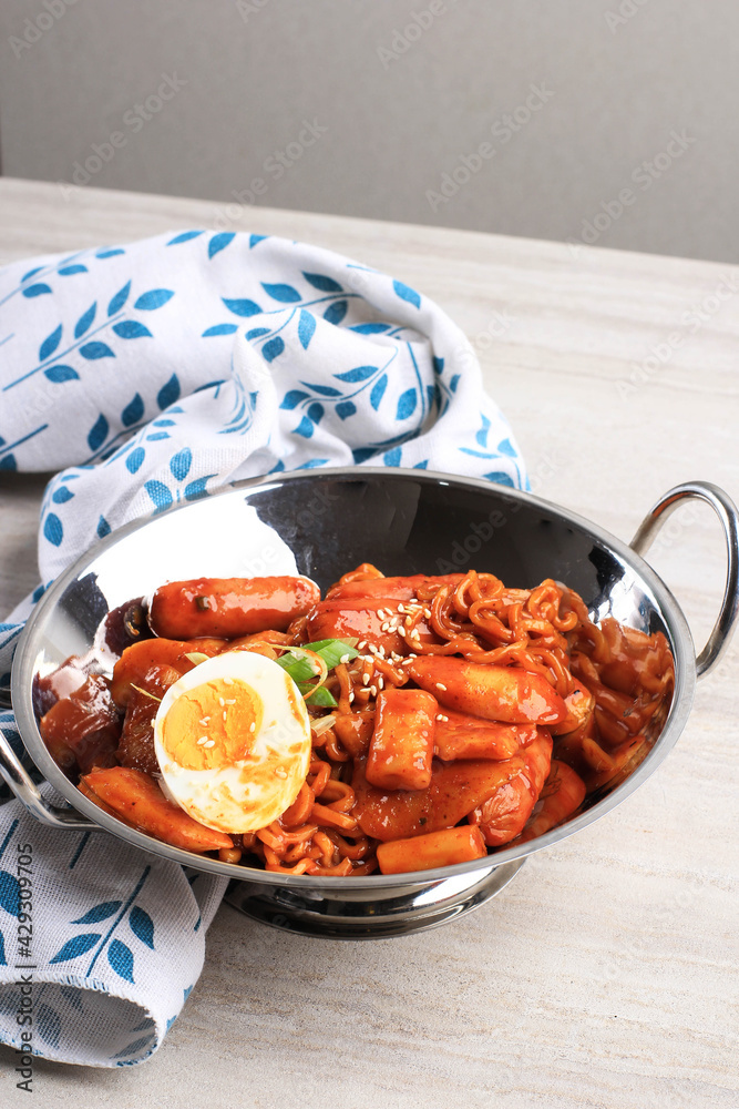 Korean Instant Noodle and Tteokbokki in Korean Spicy Red Sauce, Rabokki ...