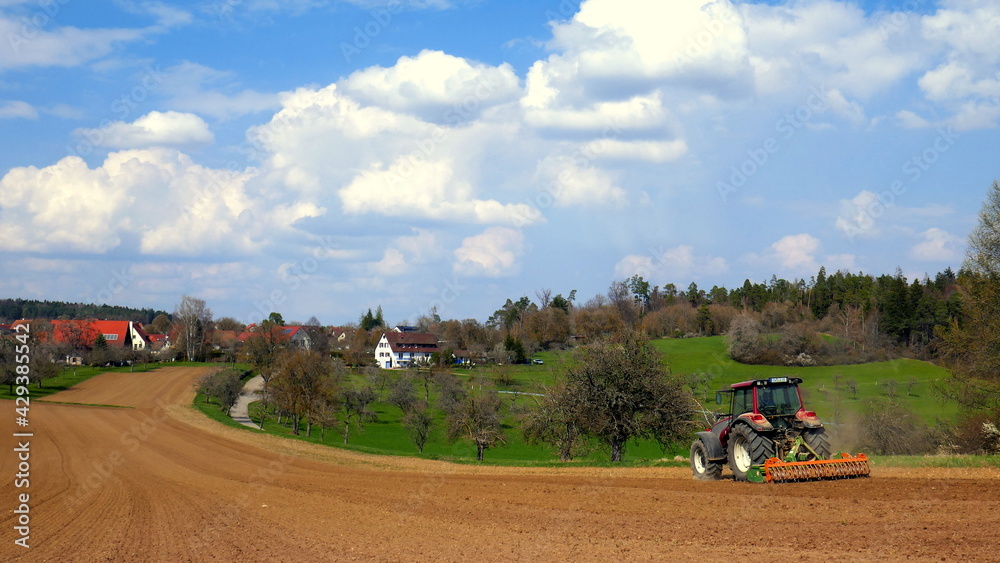 idyllisches Dorf Mindersbach zwischen Feld und Wiesen unter schönem ...
