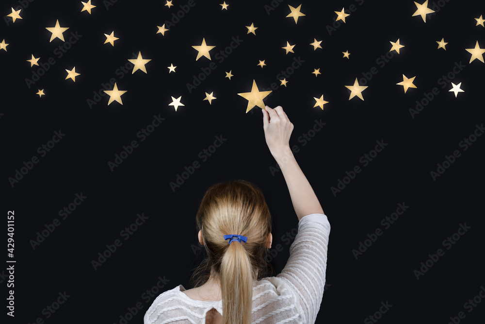 Foto de Back view of blonde girl with ponytail stretching her arm to ...