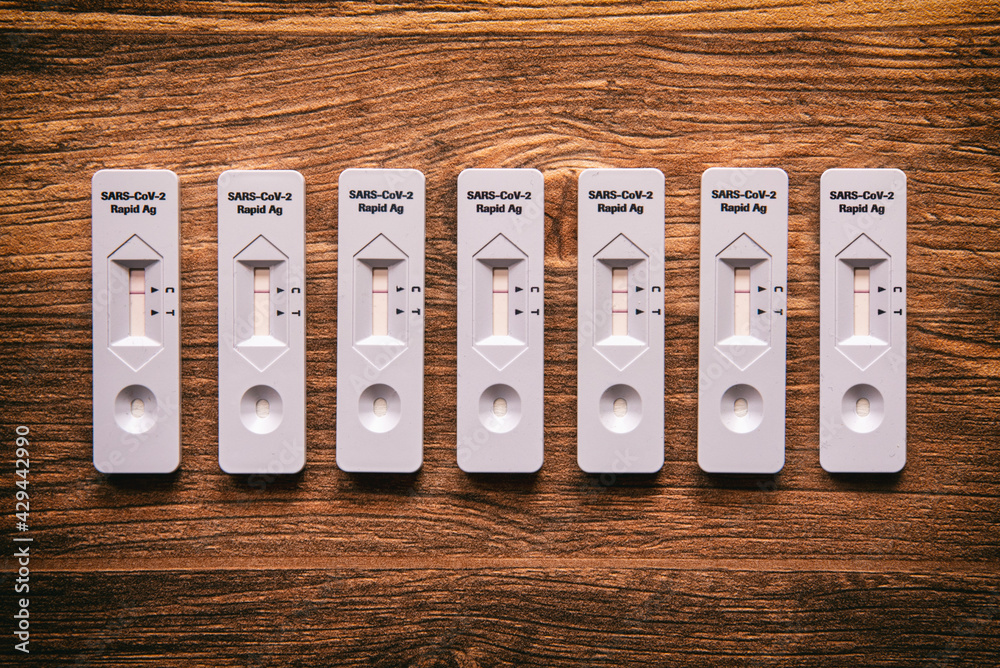 Corona-Schnelltests liegen in einer Reihe - ein Test ist positiv Stock ...