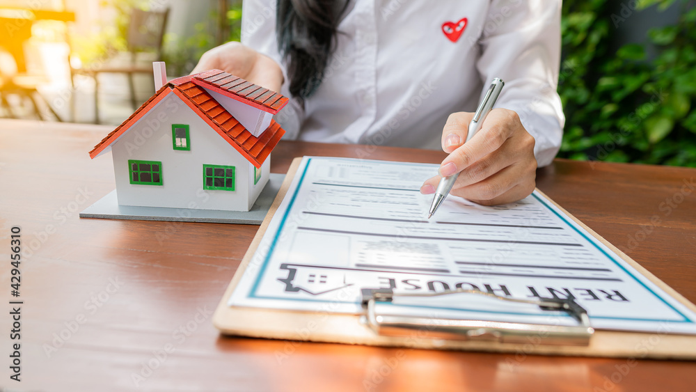 Home brokerage business introduces architectural house designs to ...