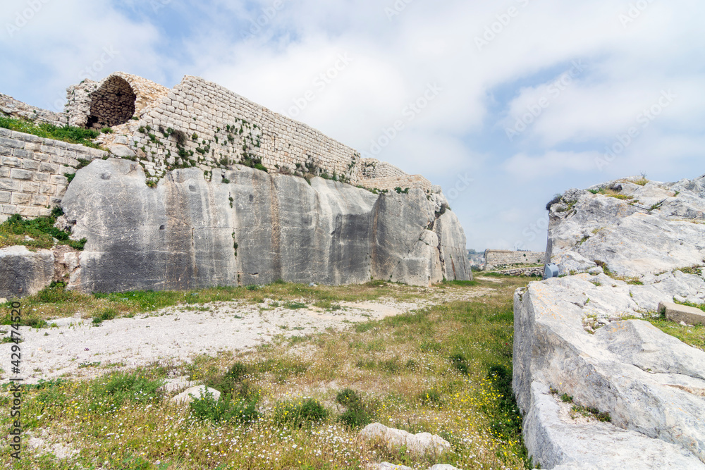 Foto de Smar Jbeil citadel, old Crusader castle in ruin, Lebanon do ...
