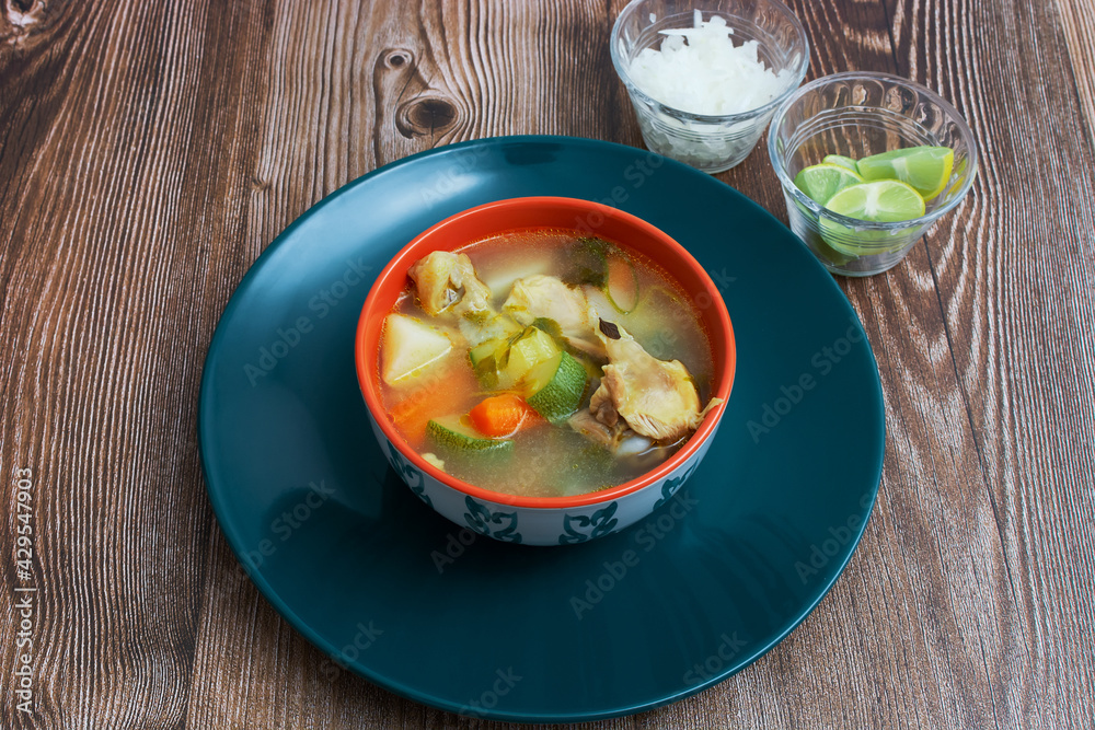 Plato de sopa de pollo con verduras sobre mesa de madera. Comida ...