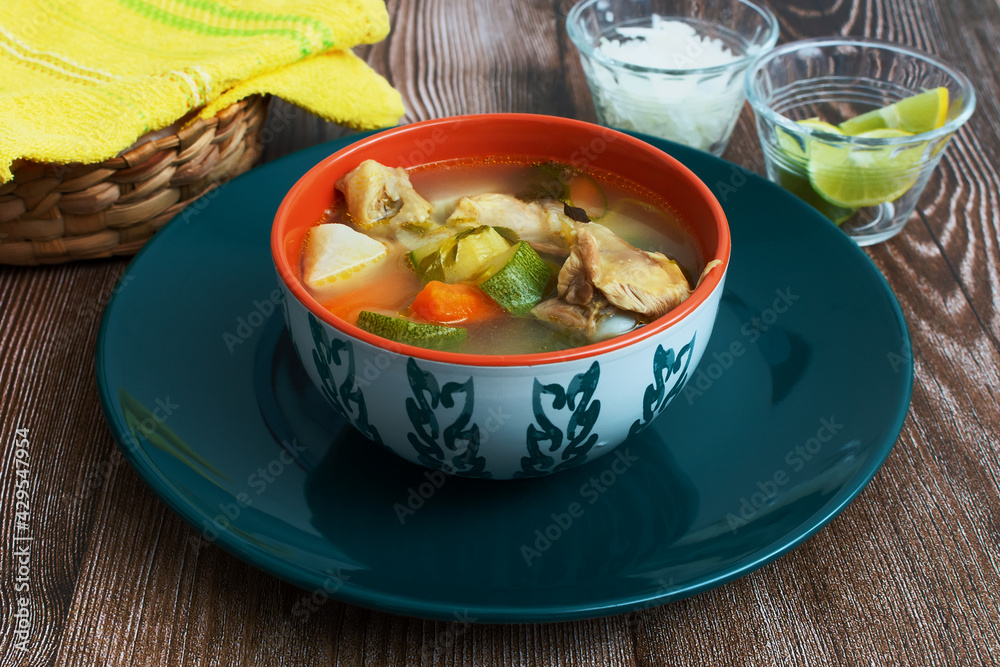 Plato de sopa de pollo con verduras sobre mesa de madera. Comida ...