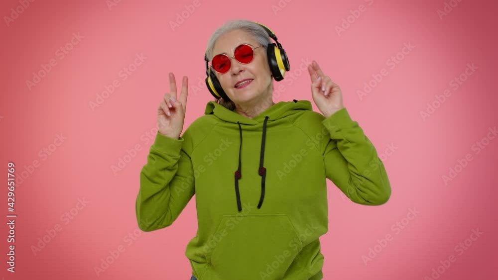 Vidéo Stock Senior Old Granny Stylish Woman Listening Music Via