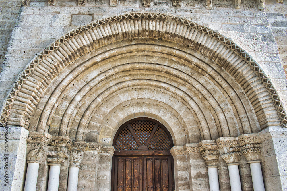 Detalle arco y portada de estilo románico en la iglesia San Juan ...