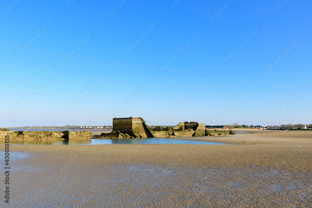 Une partie des éléments flottant du port artificiel de Arromanches les ...
