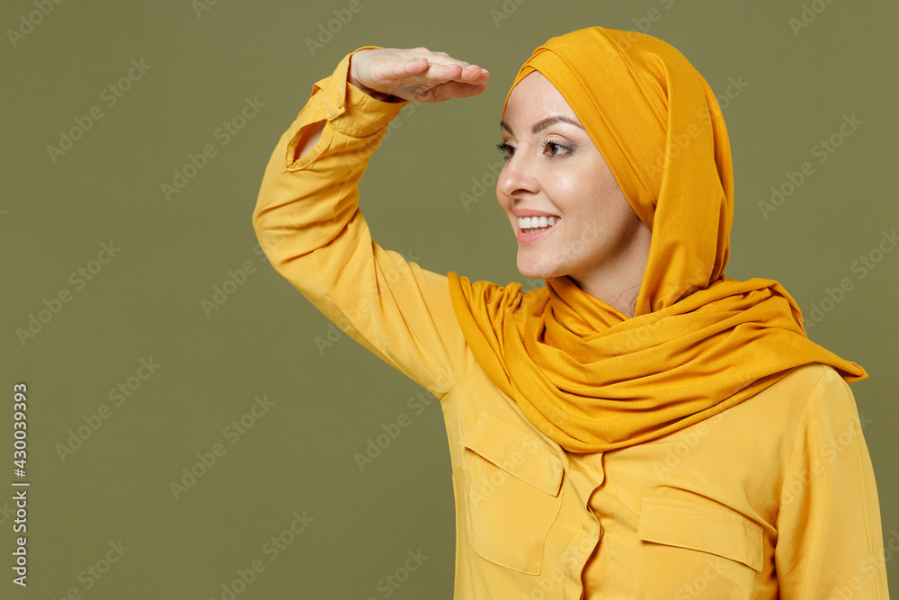 Young arabian asian muslim woman in abaya hijab yellow clothes hold ...