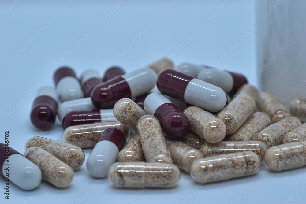 diversas capsulas de medicamentos. detalhes Stock Photo | Adobe Stock
