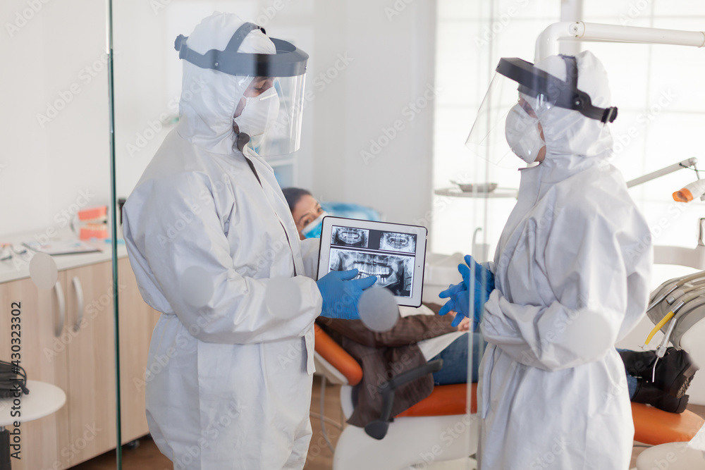 Foto de Team of doctors wearing full virus protection uniform standing ...