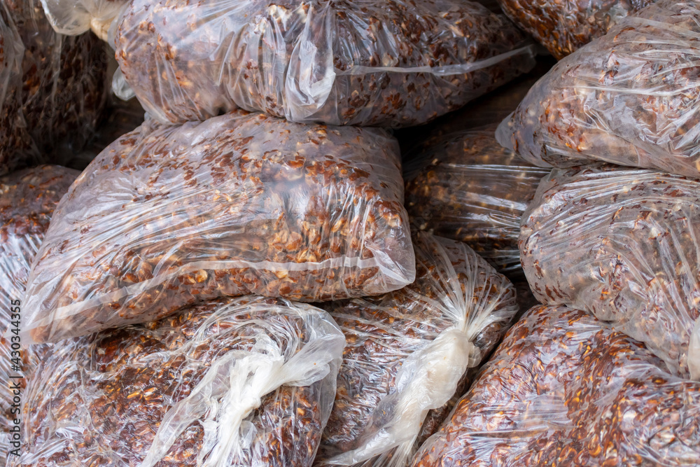 Ripe tamarind pulp has a sour taste. Used as a food seasoning to have a ...